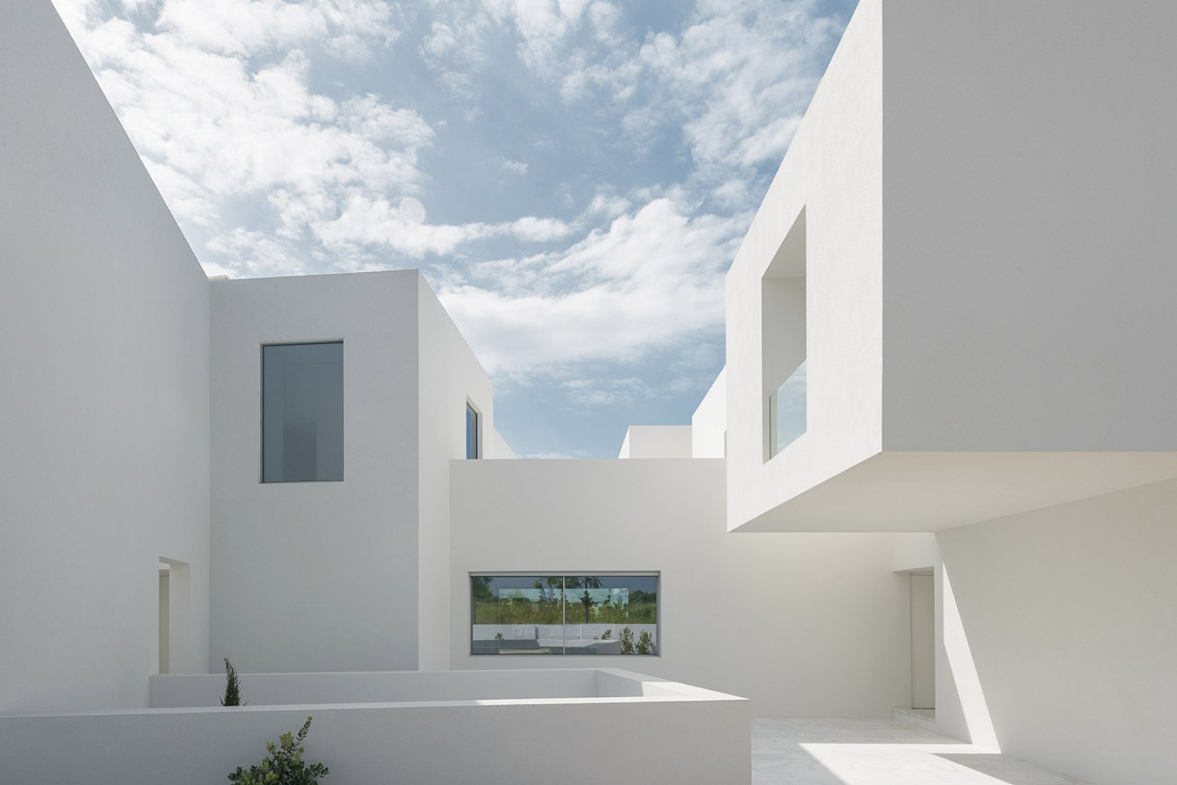 Between Two White Walls by Corpo Atelier | The Strength of Architecture ...