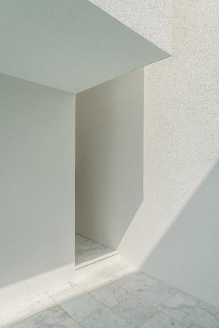 Between Two White Walls by Corpo Atelier | The Strength of Architecture ...