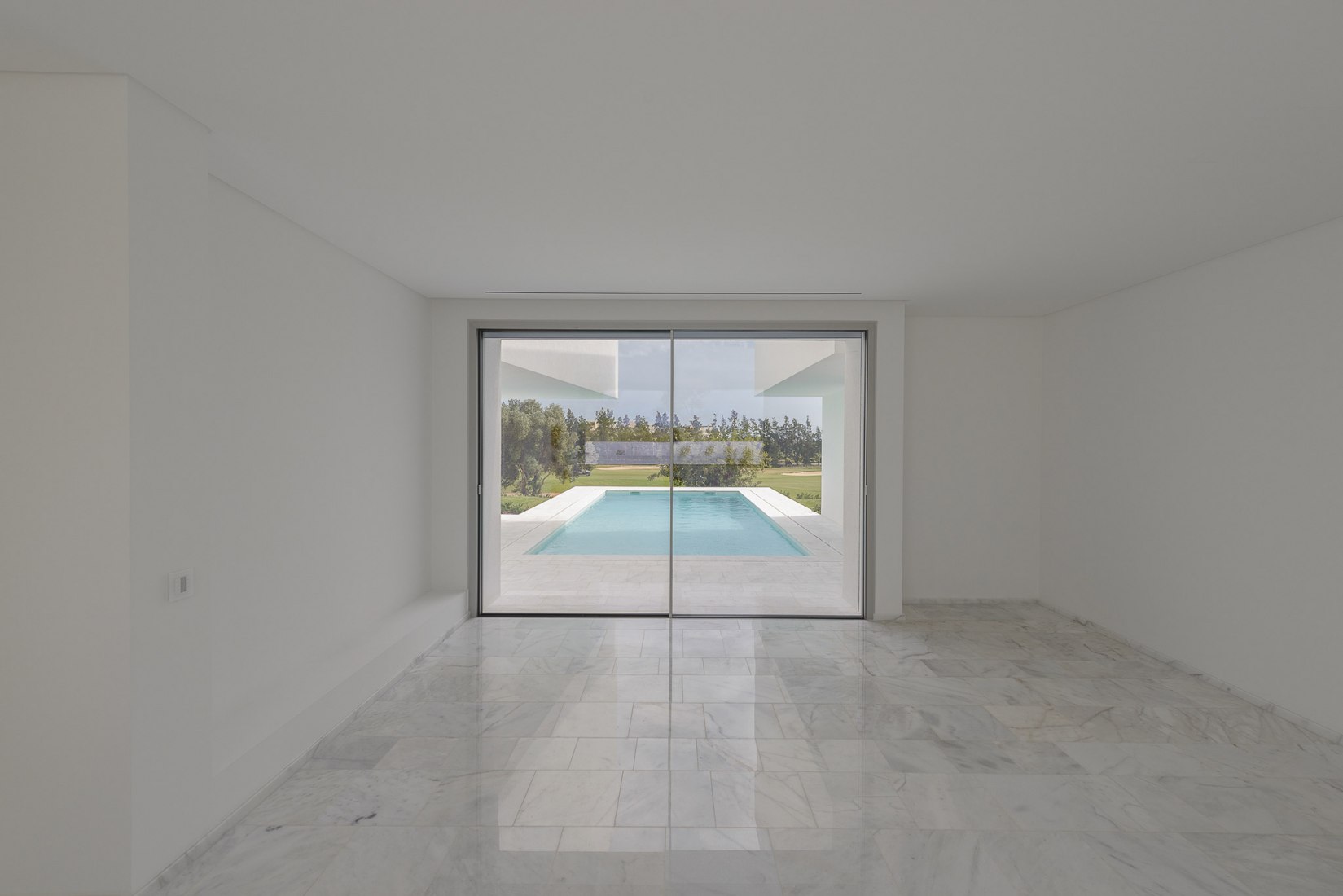 Between Two White Walls by Corpo Atelier | The Strength of Architecture ...