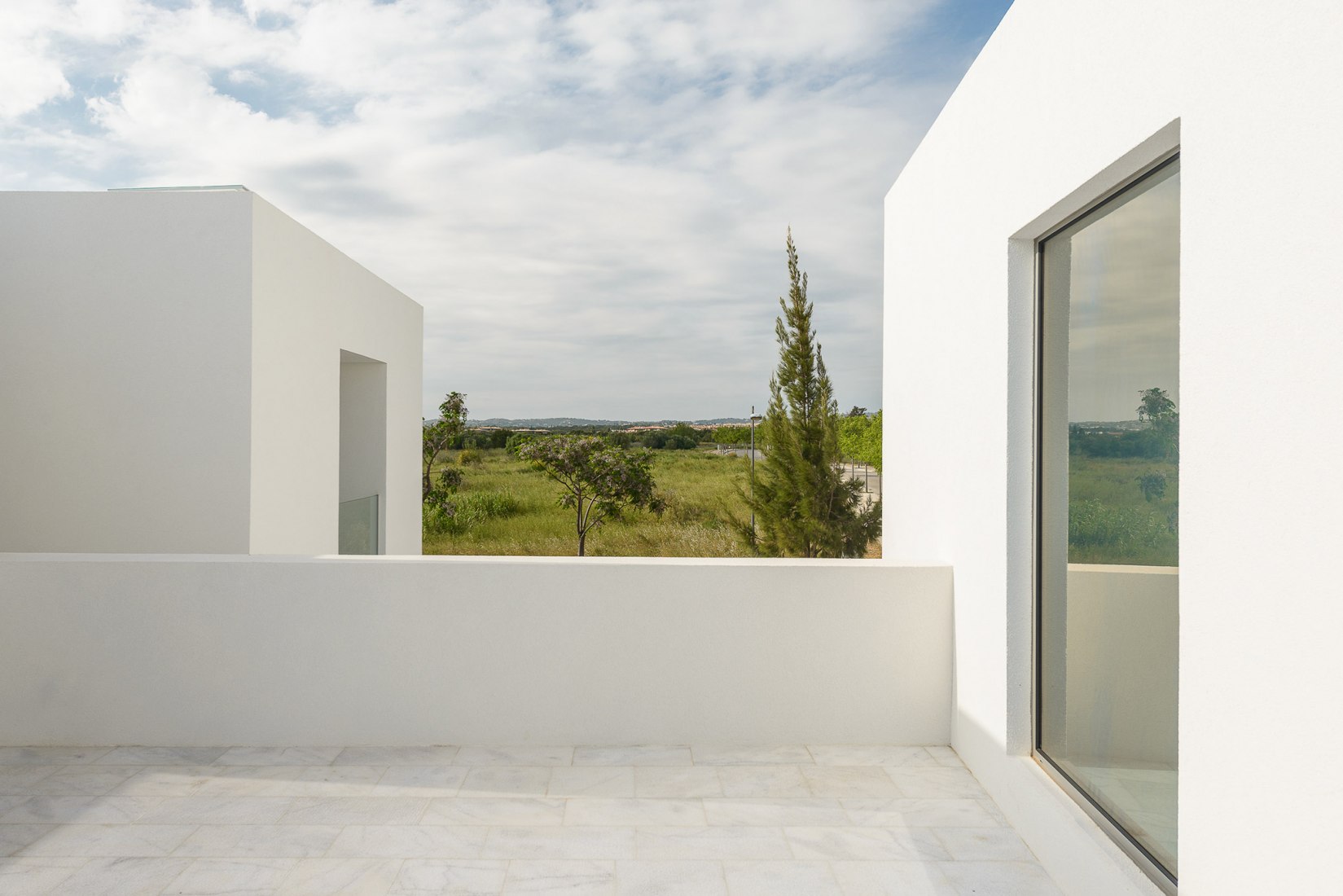 Between Two White Walls by Corpo Atelier | The Strength of Architecture ...
