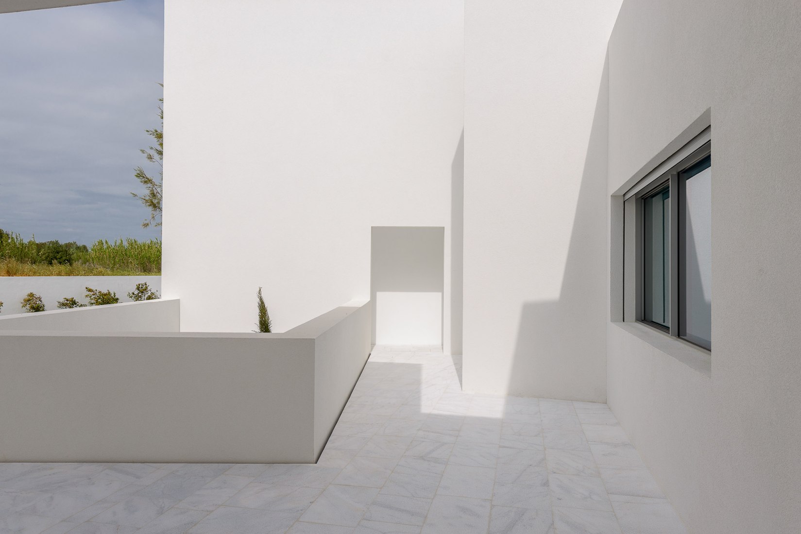 Between Two White Walls by Corpo Atelier | The Strength of Architecture ...