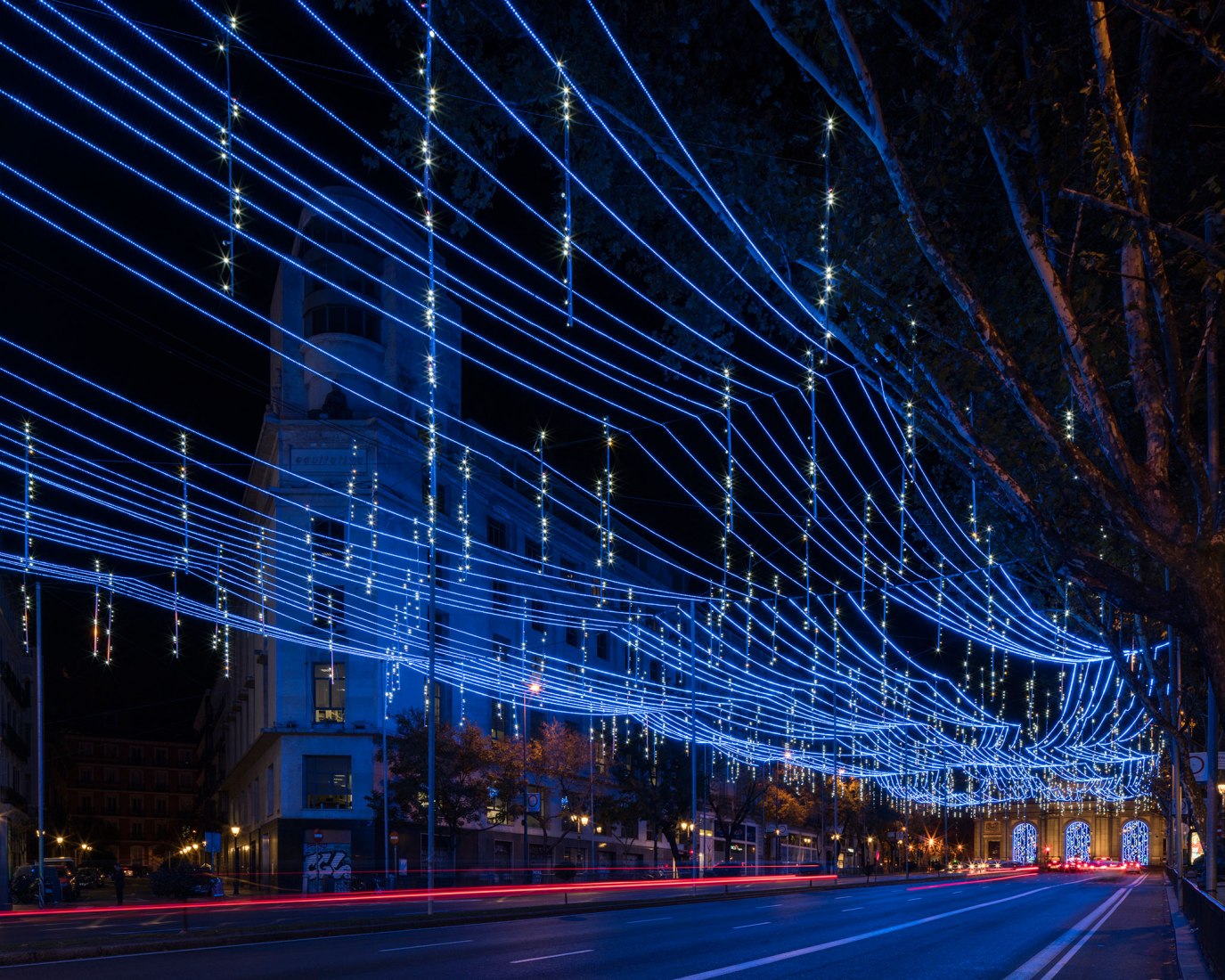 Stellar, instalación lumínica, calle Alcalá por Brut Deluxe | Sobre ...