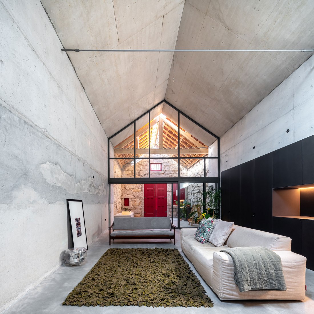 Figurative composition, dialogue with the past. Miraflor House by ...