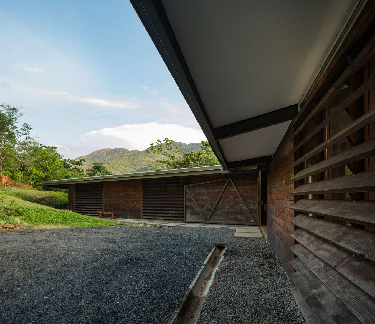 Moving between the landscape. House in Cope by Patrick Dillon | The ...