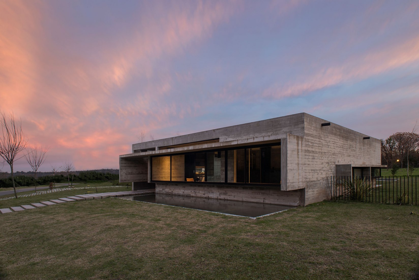 Mach House by Luciano Kruk. Concrete canopy and shade | The Strength of ...