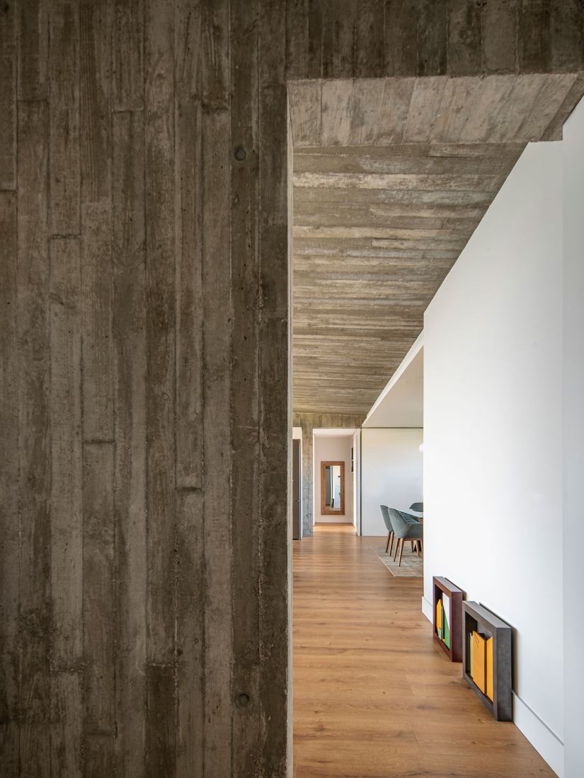 A shelter to pause the passage of time. House in Tuia by Castroferro ...