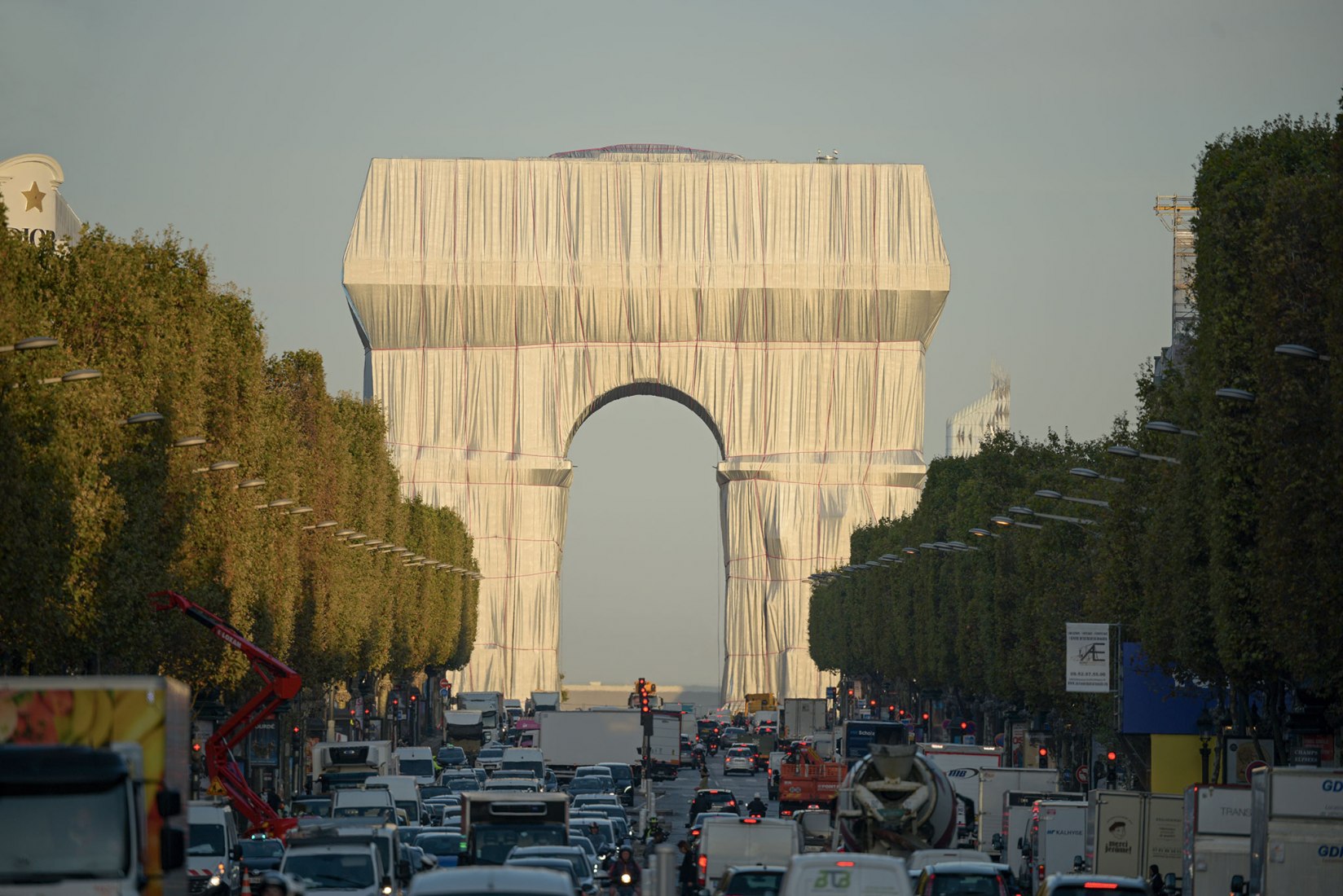 Christo and Jeanne-Claude's L'Arc de Triomphe wrapped is a reality ...