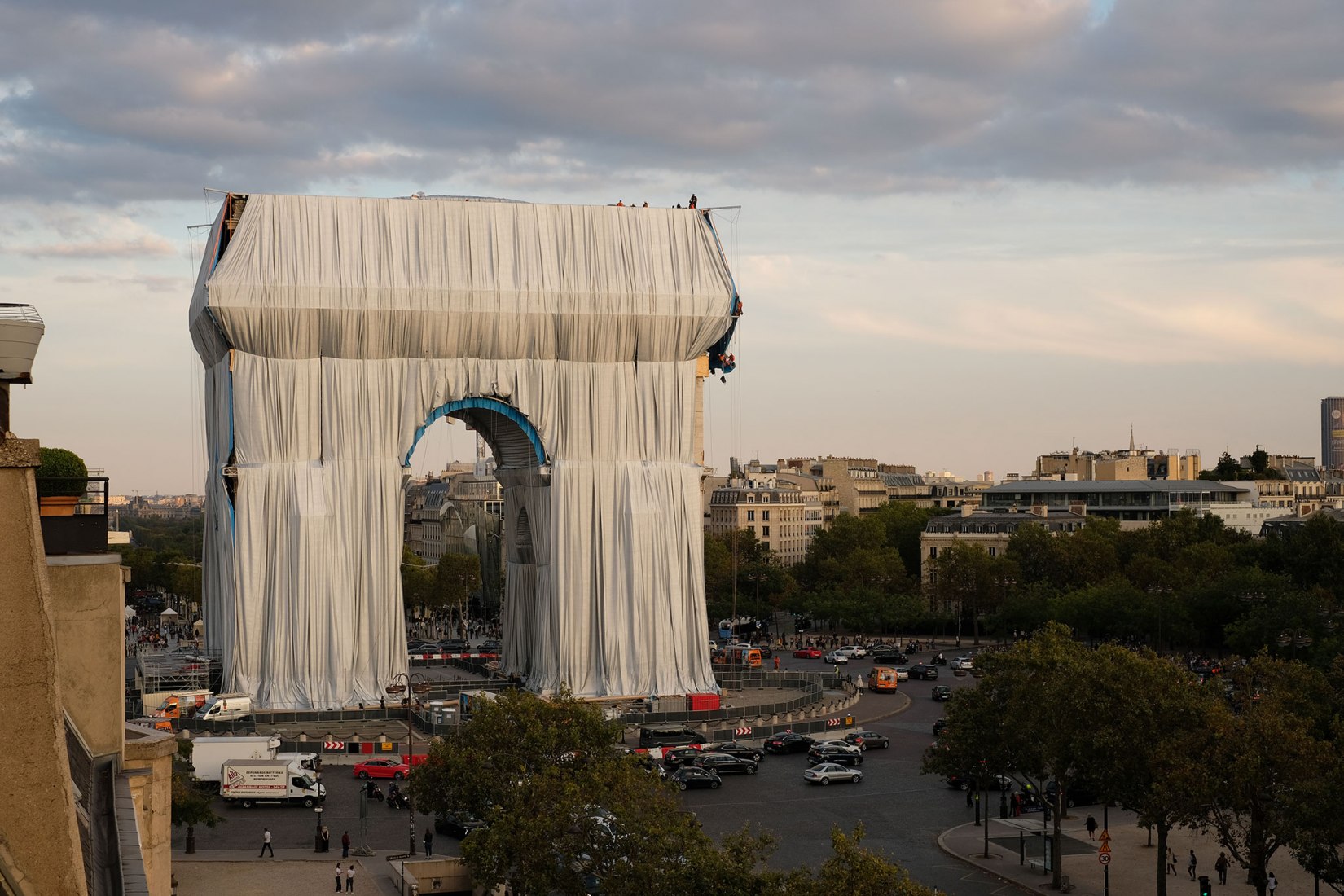 Christo and Jeanne-Claude's L'Arc de Triomphe wrapped is a reality ...