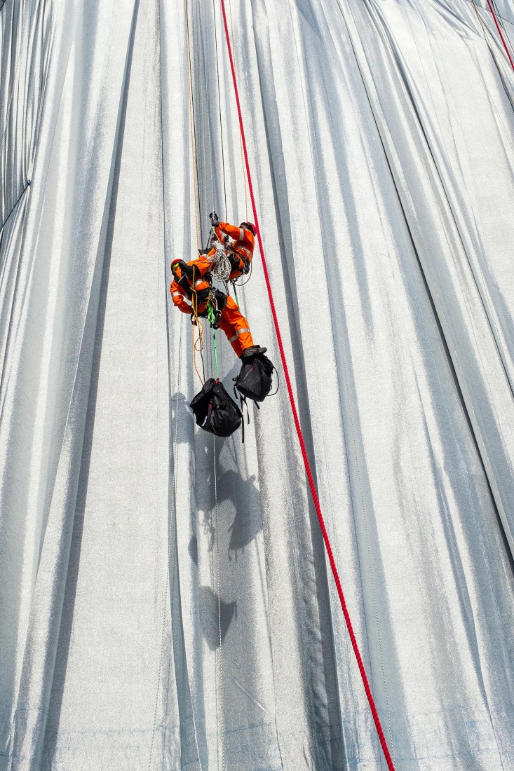 Christo and Jeanne-Claude's L'Arc de Triomphe wrapped is a reality ...