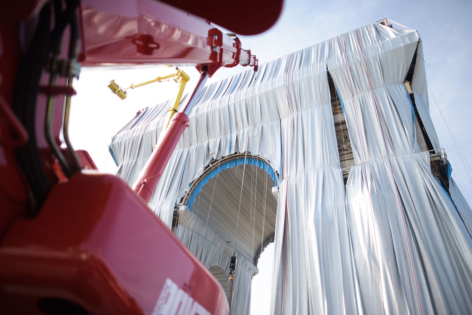 Christo and Jeanne-Claude's L'Arc de Triomphe wrapped is a reality ...