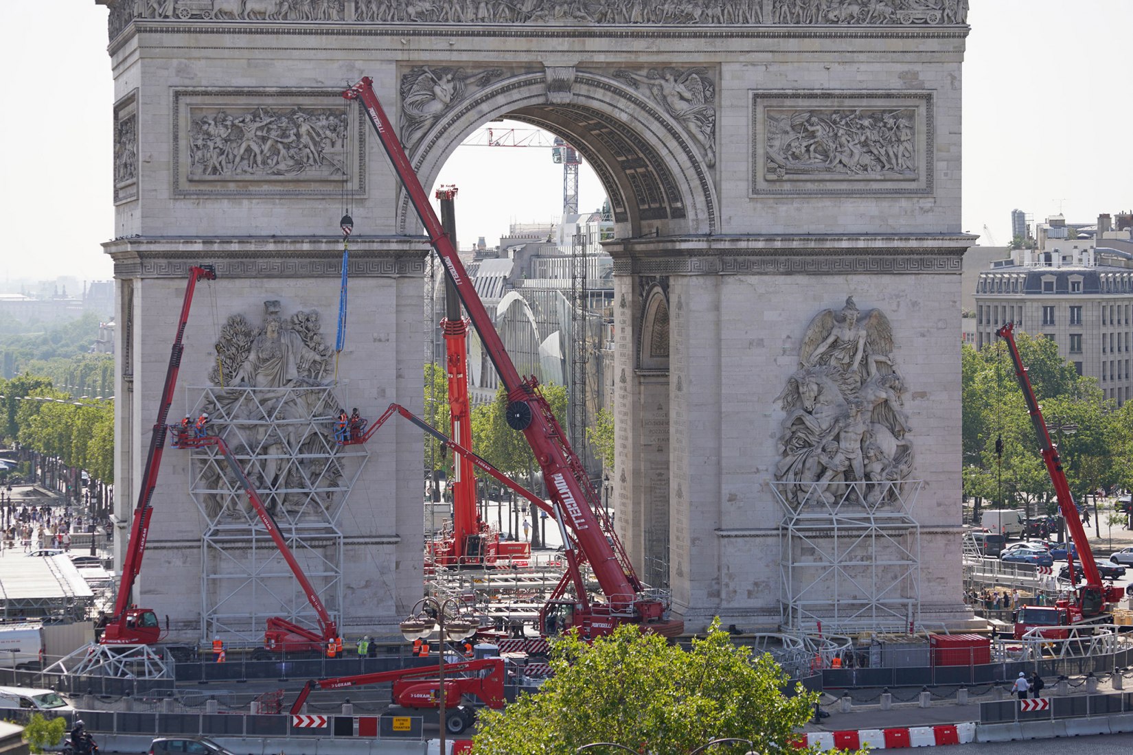 Christo and Jeanne-Claude's L'Arc de Triomphe wrapped is a reality ...