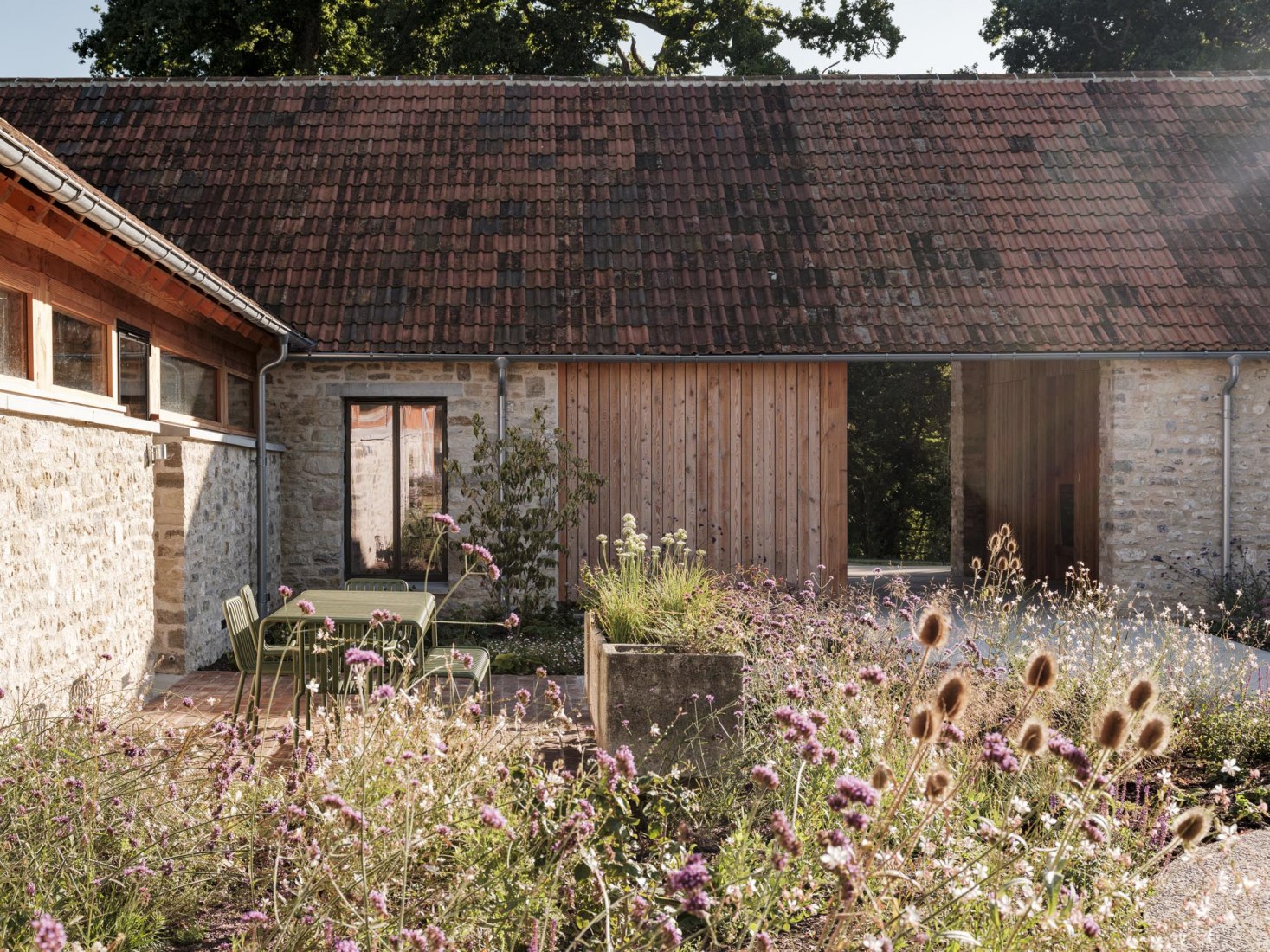 Sensibilidad inteligente y especial. Wraxall Yard por Clementine ...