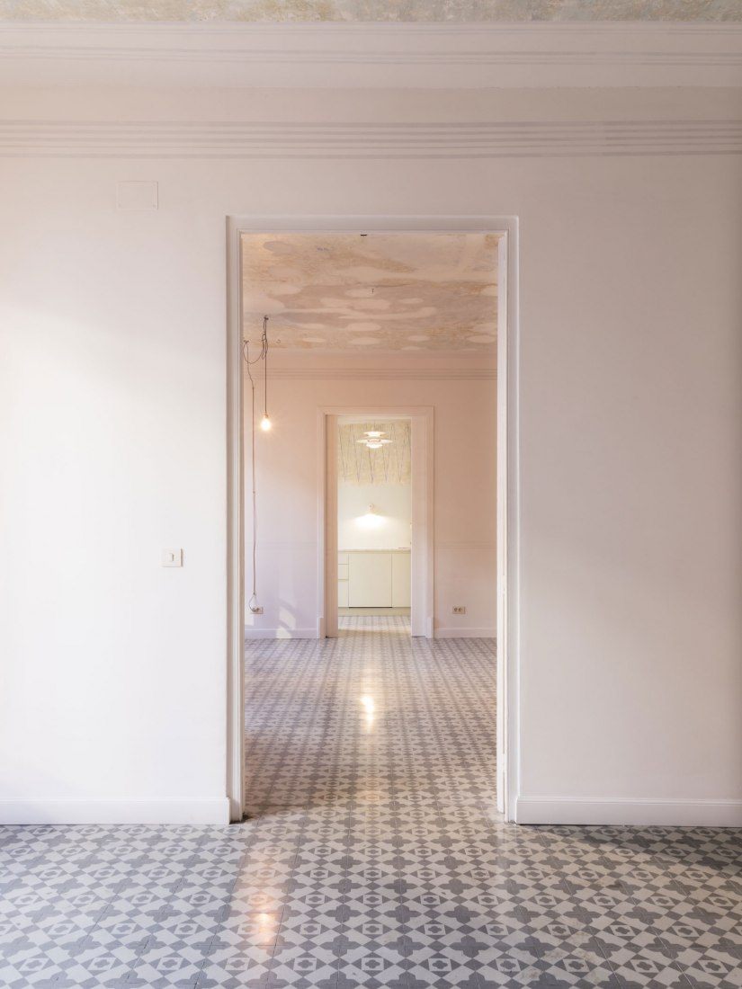 Sala Equis renovation, book on Oiza and Espacio SOLO, First Prize COAM ...