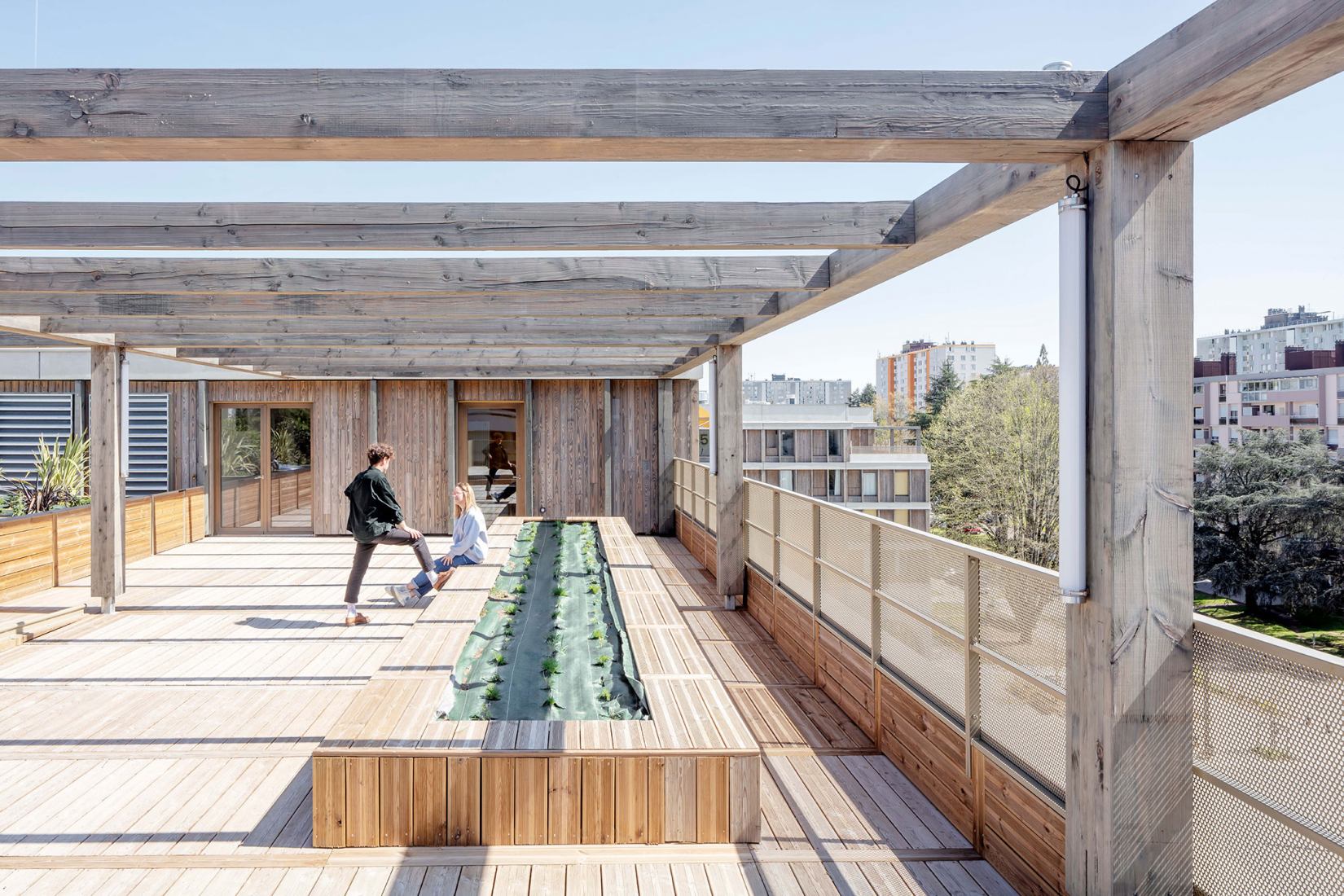Un espacio habitable, social y económico. Centro Laherrère por CoBe ...
