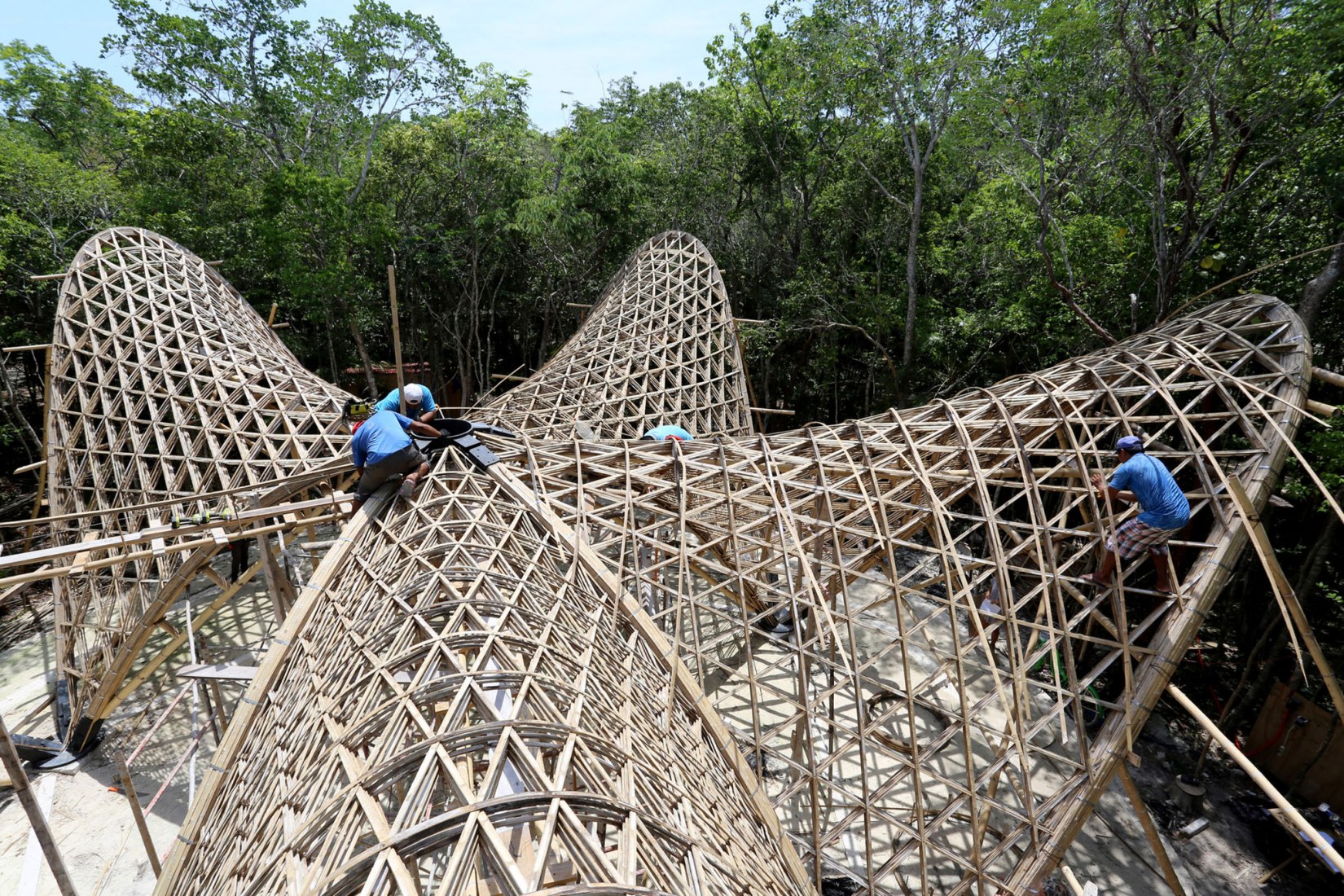 Un increíble pabellón de bambú en Tulum por CO-LAB Design Office ...