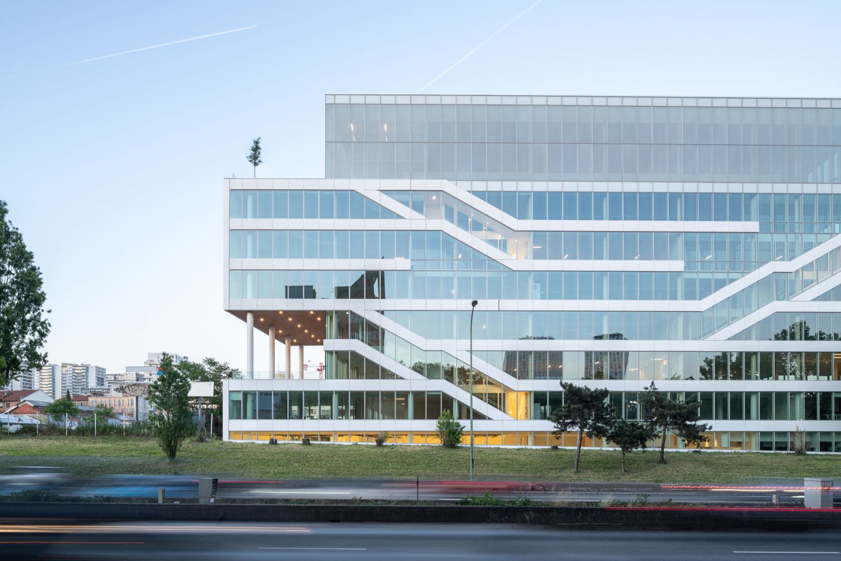 La periferia también es vanguardia. Edificio de oficinas con estructura ...
