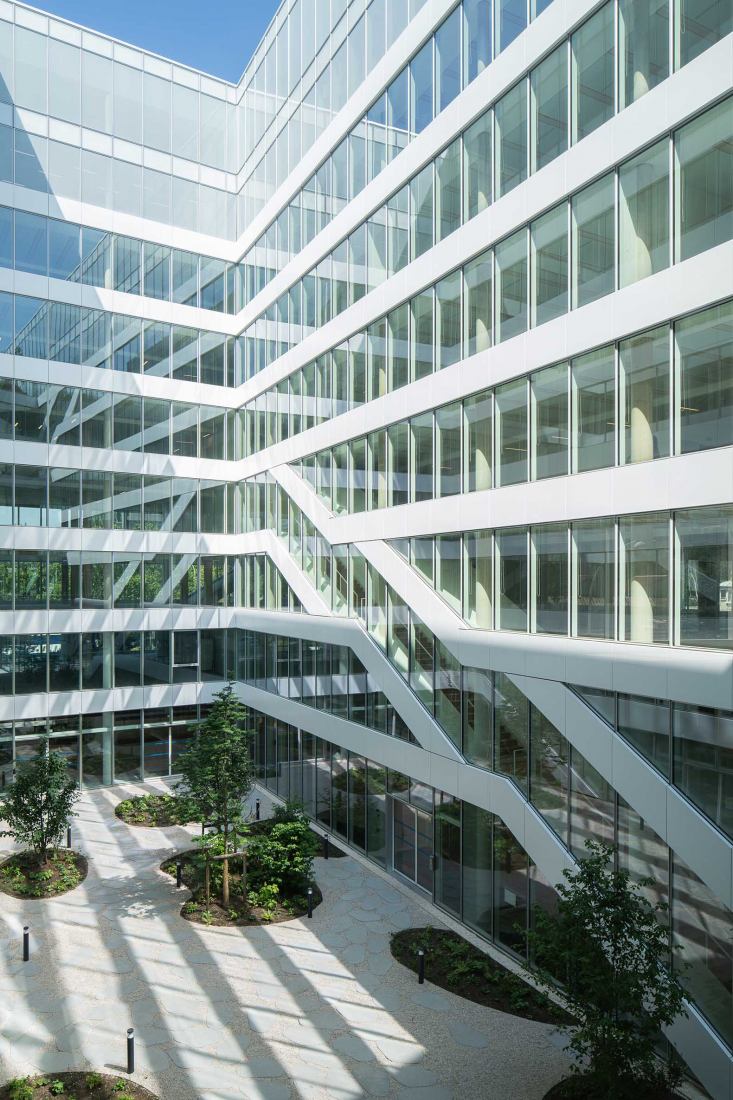 La periferia también es vanguardia. Edificio de oficinas con estructura ...