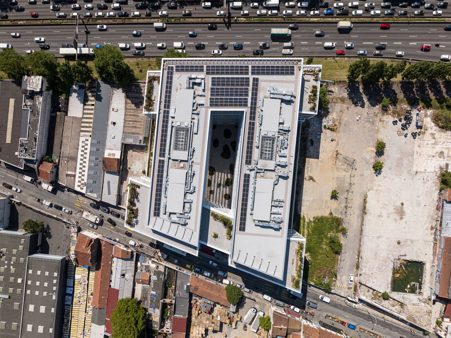 La periferia también es vanguardia. Edificio de oficinas con estructura ...