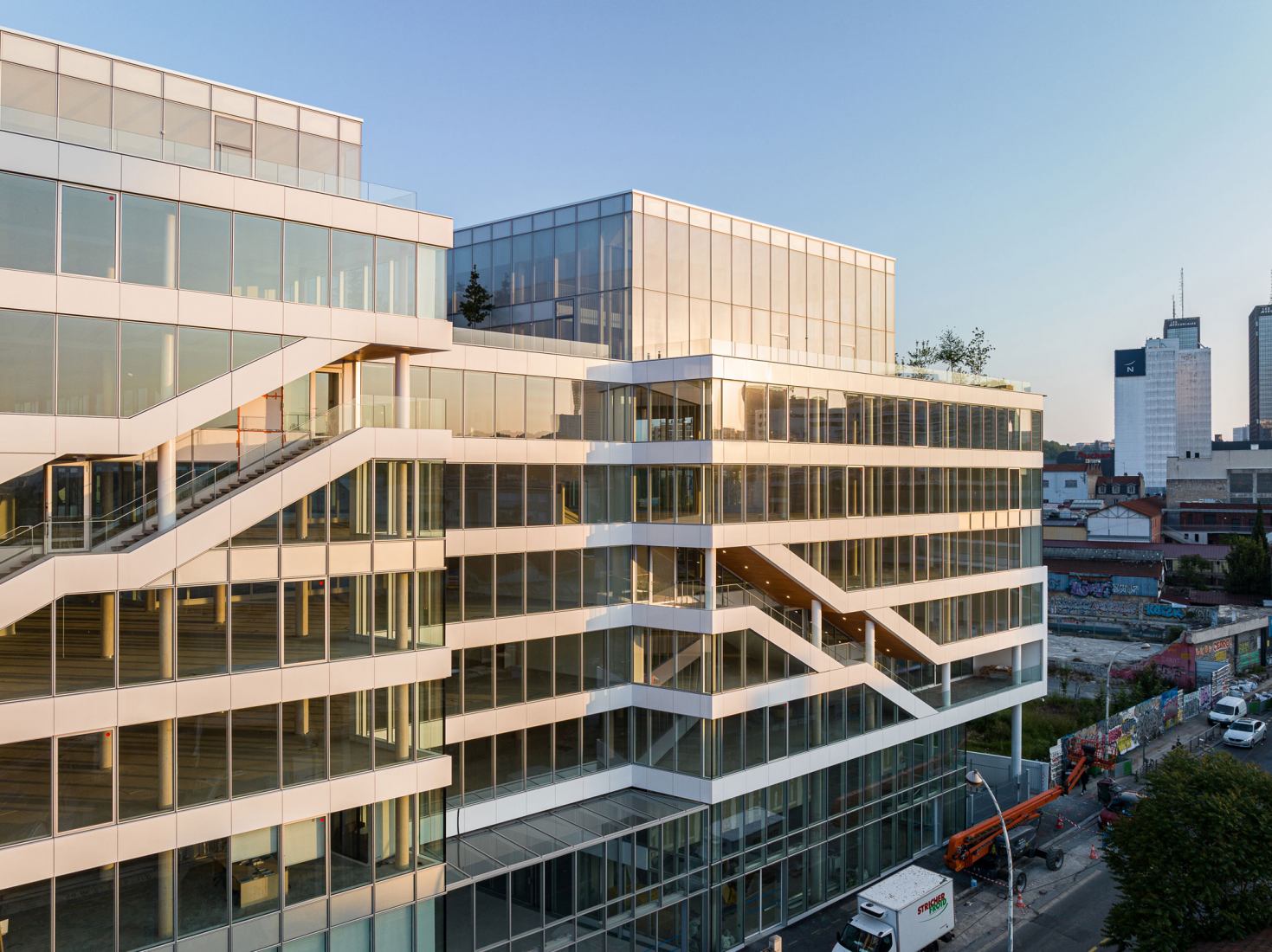 La periferia también es vanguardia. Edificio de oficinas con estructura ...