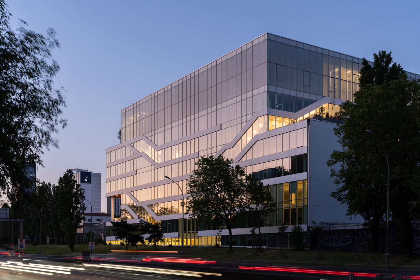 La periferia también es vanguardia. Edificio de oficinas con estructura ...