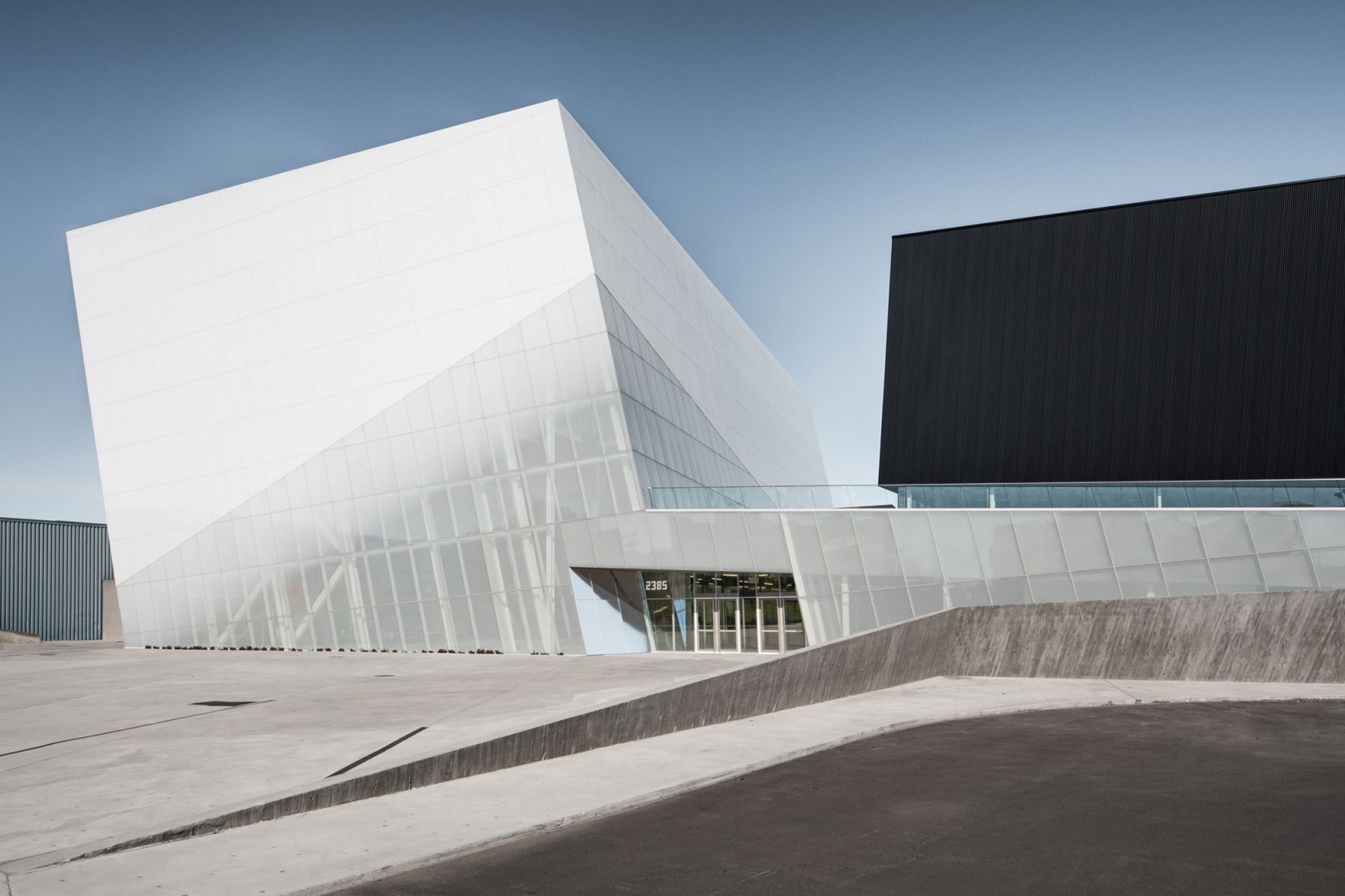 Complexe sportif Saint-Laurent by Saucier + Perrotte Architectes/HCMA ...