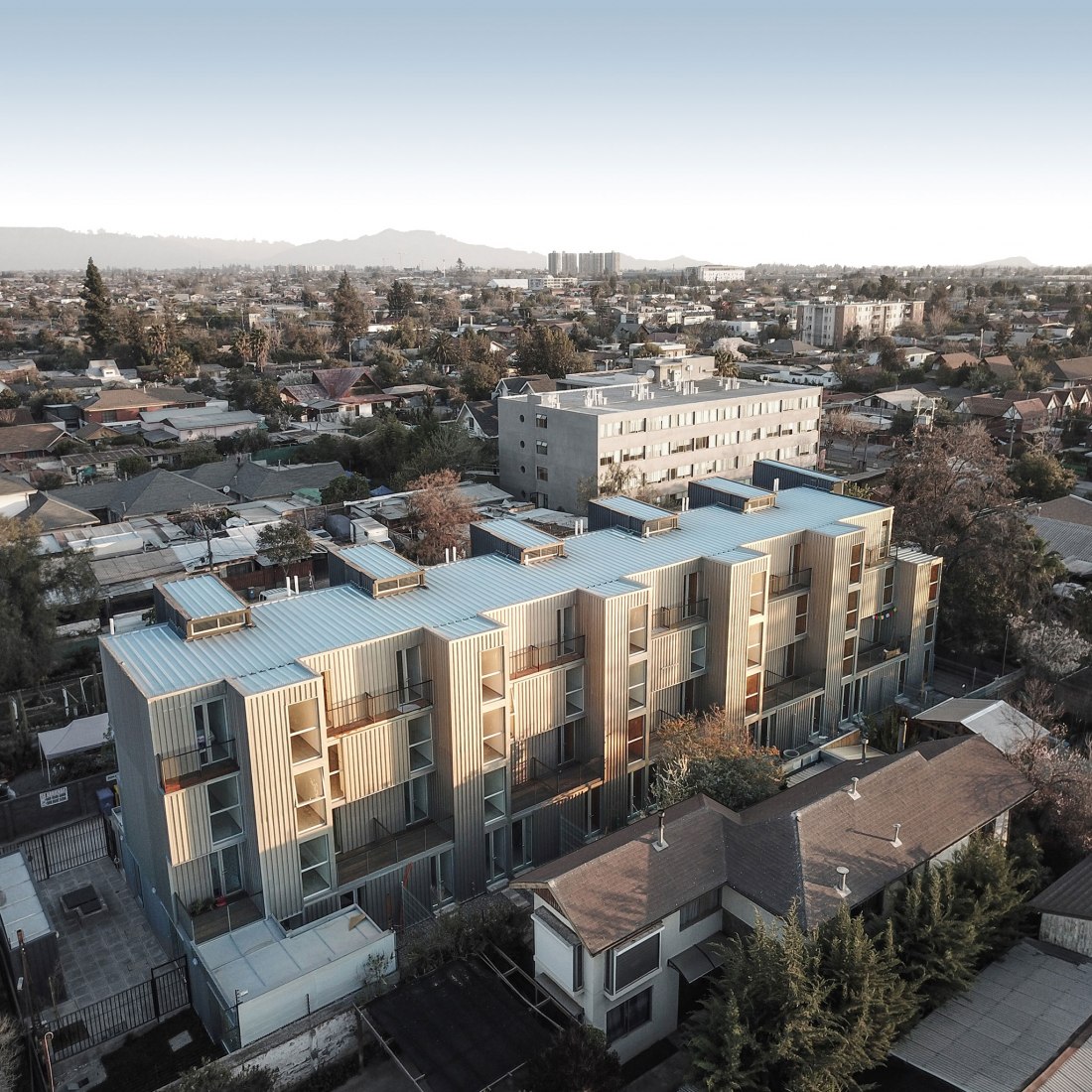 Concepto modular en un espacio esencial. «Container Building» por Hsu ...