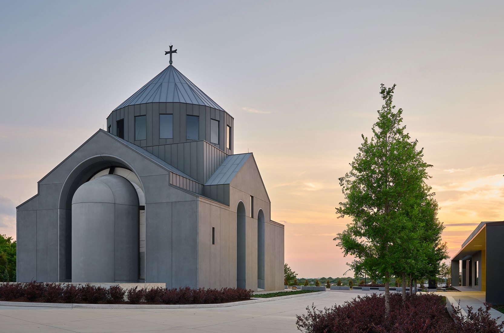Entre lo monolítico y lo etéreo. Iglesia y centro comunitario armenio ...