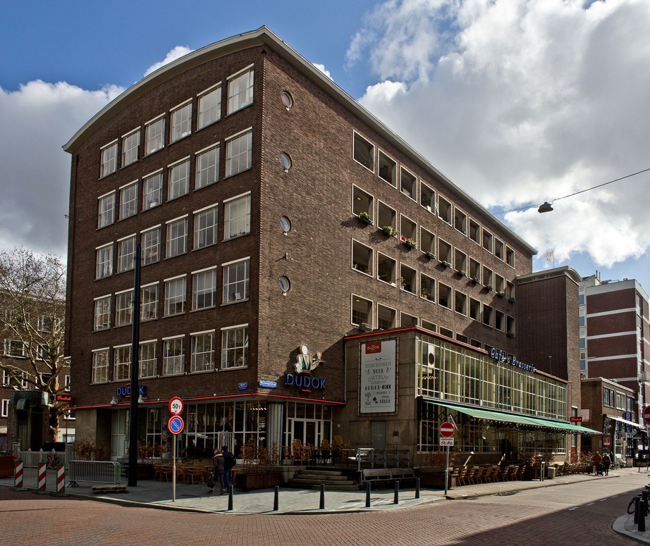 Mixed uses and open spaces in the heart of Rotterdam. De Nederlanden ...