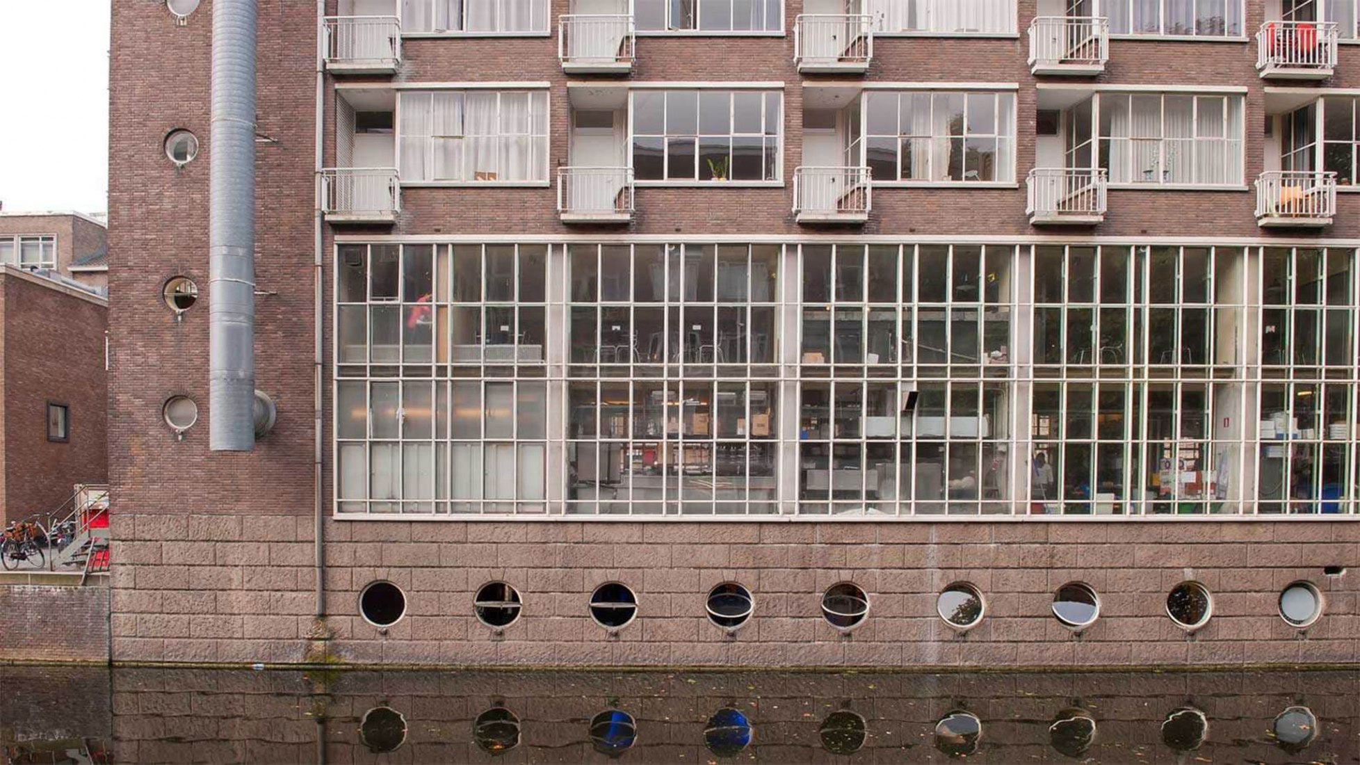 Mixed uses and open spaces in the heart of Rotterdam. De Nederlanden ...