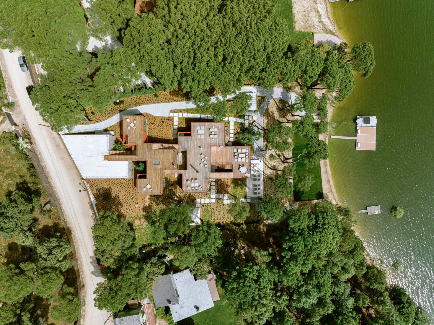 De puntillas sobre la ladera. Casa en rojo por estudio_entresitio ...