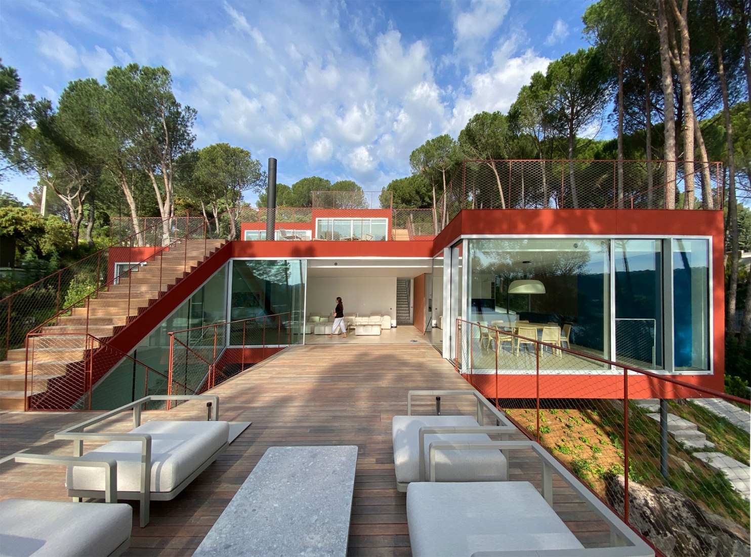 De puntillas sobre la ladera. Casa en rojo por estudio_entresitio ...