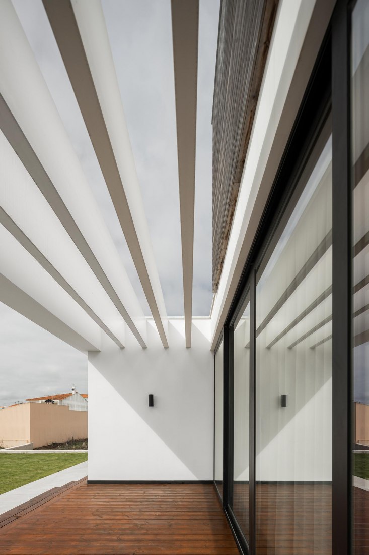 Horizontal bands framing the horizon. TD House by ESQUISSOS | The ...