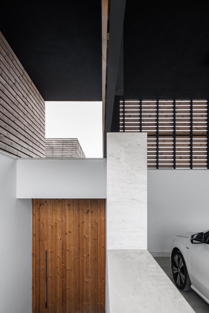 Horizontal bands framing the horizon. TD House by ESQUISSOS | The ...