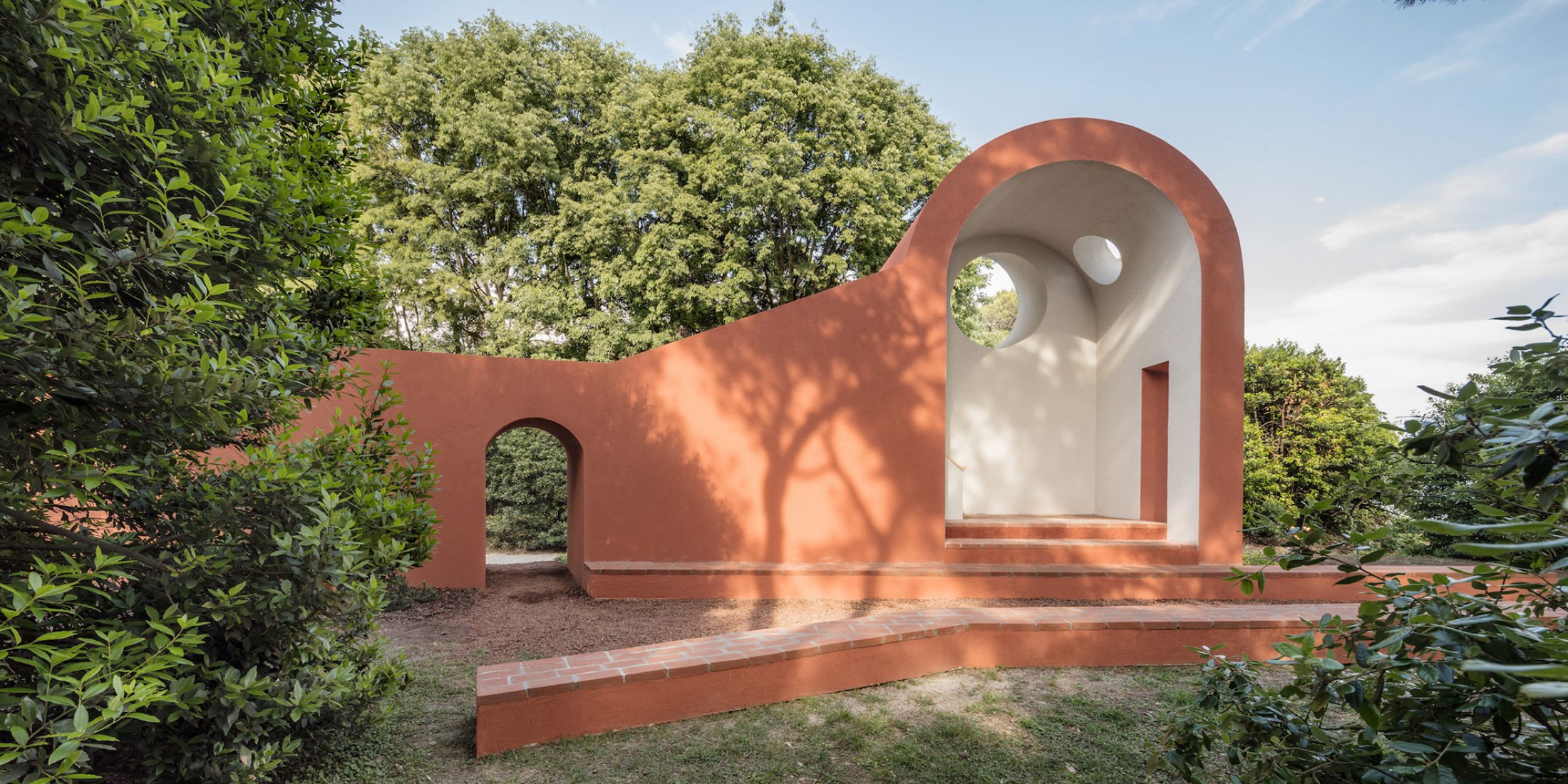 La Capilla de la mañana de Flores & Prats Arquitectes para la Bienal de ...