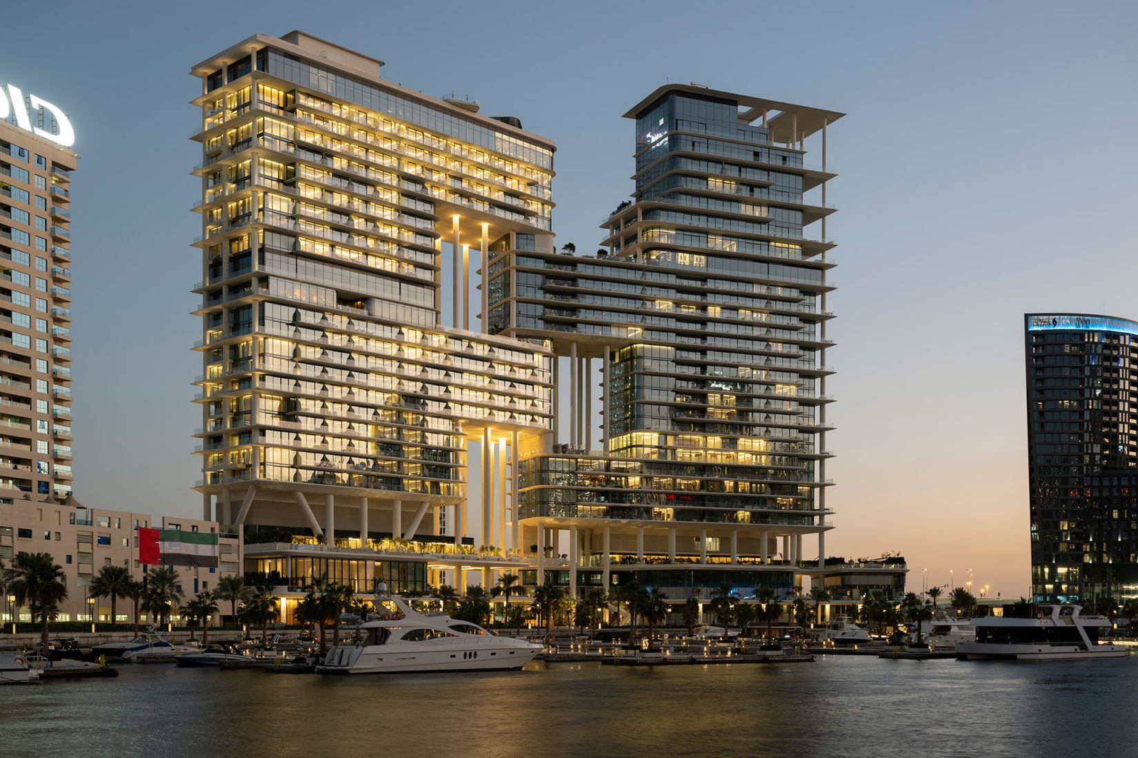 Rascacielos cruzados. The Lana and The Lana Residences por Foster ...