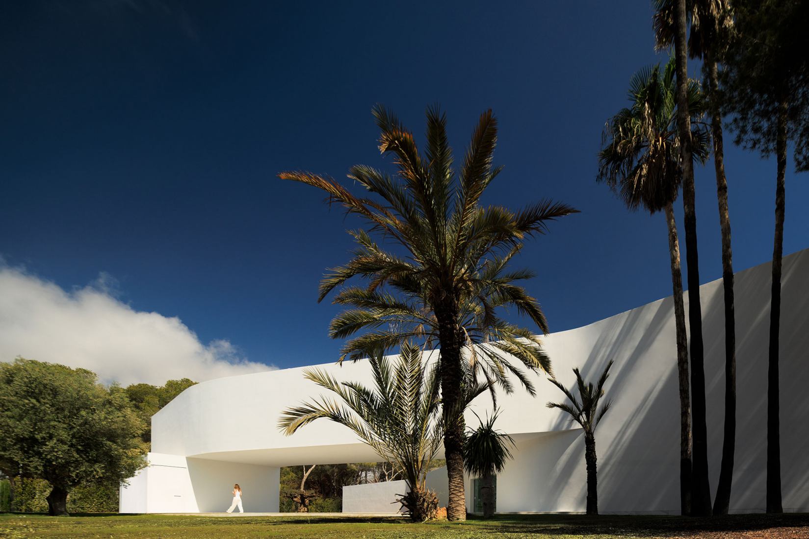 Minimalist and sculptural. Sabater House by Fran Silvestre Arquitectos ...