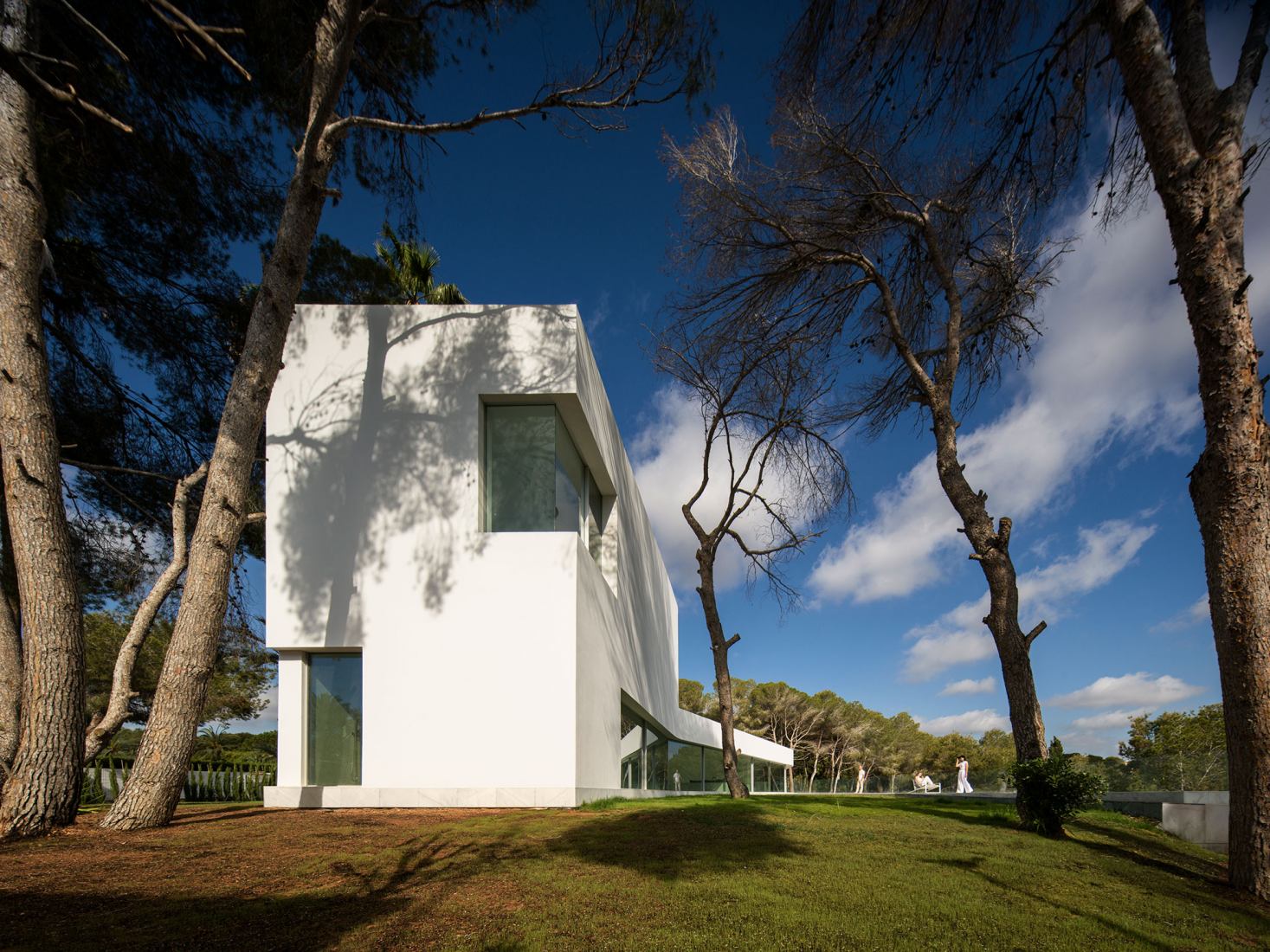 Minimalist and sculptural. Sabater House by Fran Silvestre Arquitectos ...