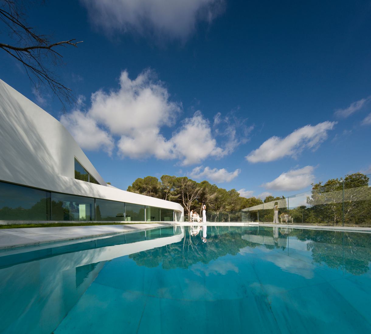 Minimalist and sculptural. Sabater House by Fran Silvestre Arquitectos ...