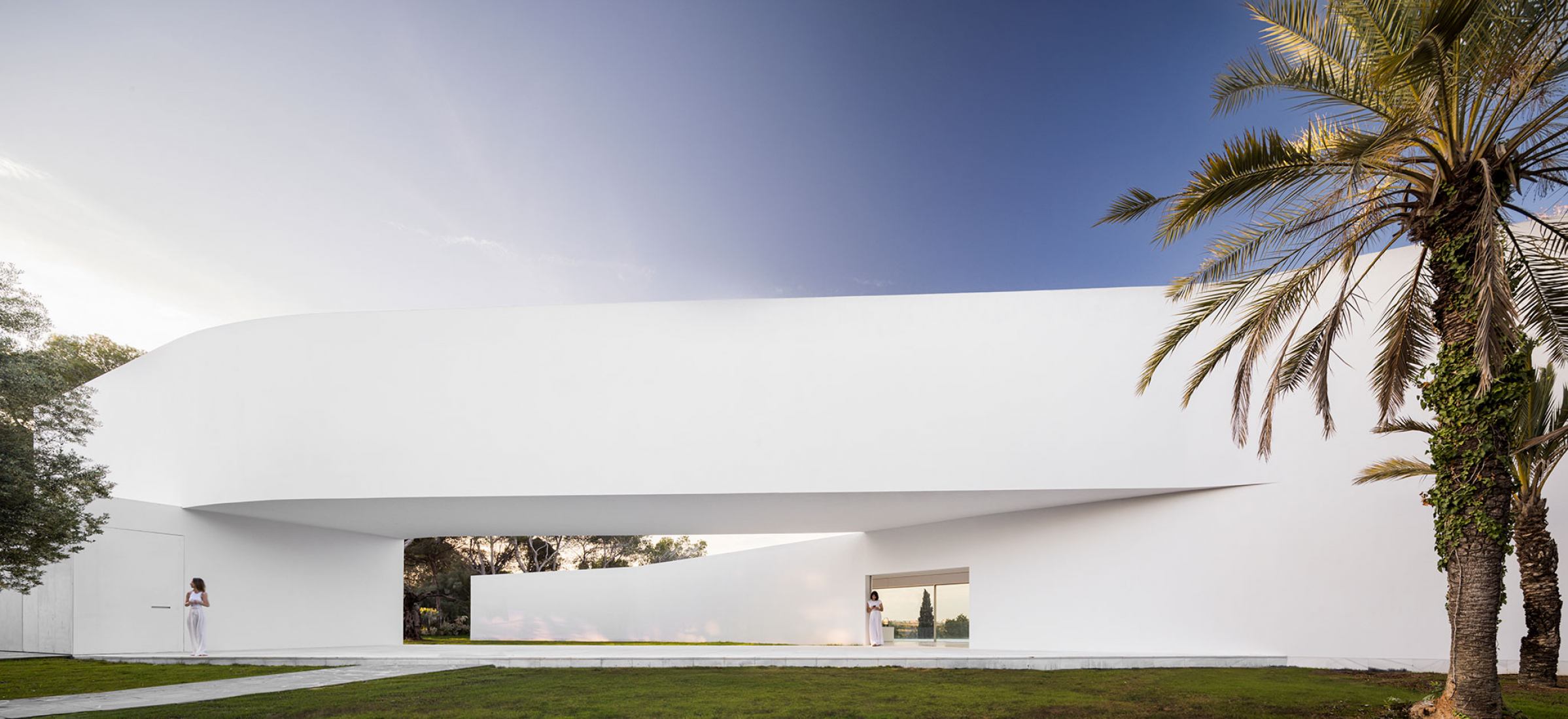 Minimalist and sculptural. Sabater House by Fran Silvestre Arquitectos ...