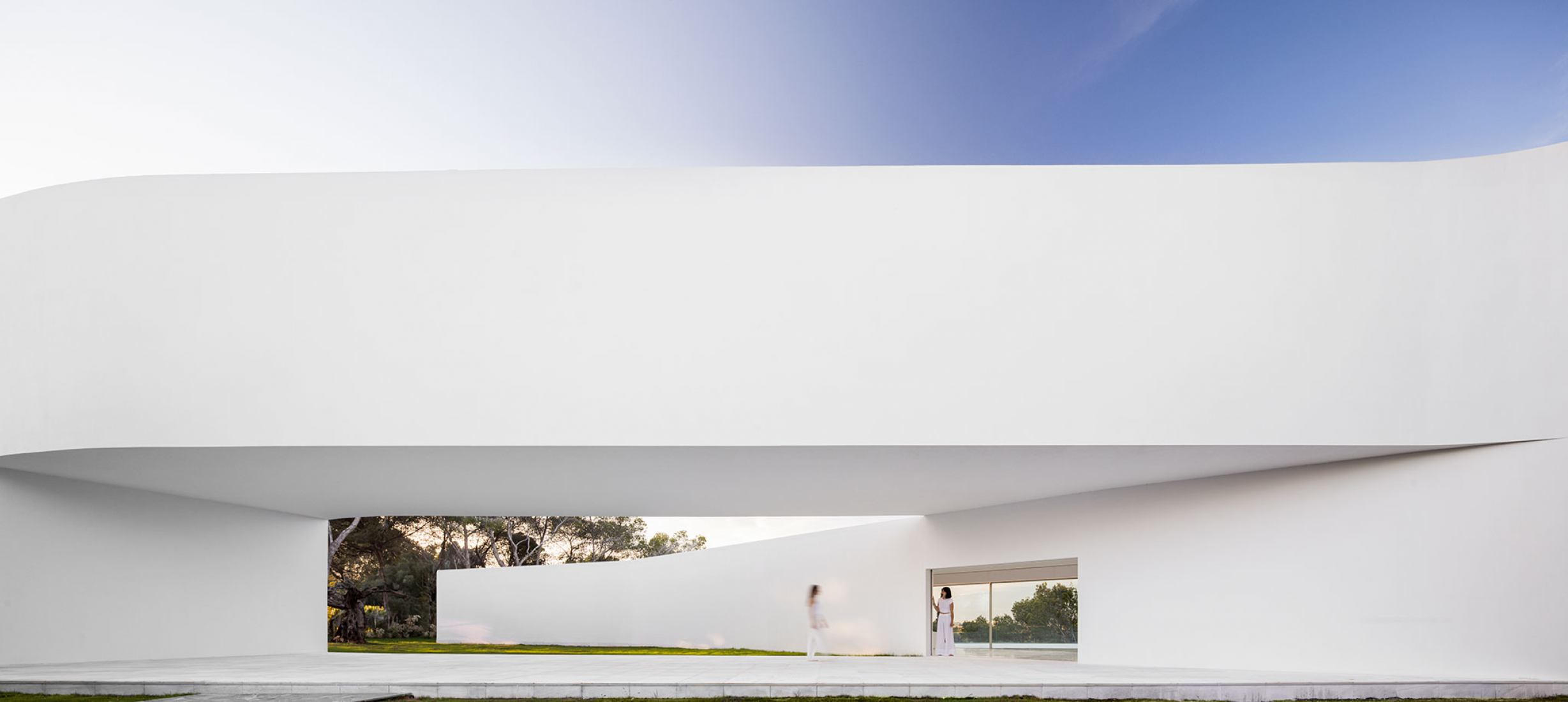 Minimalist and sculptural. Sabater House by Fran Silvestre Arquitectos ...