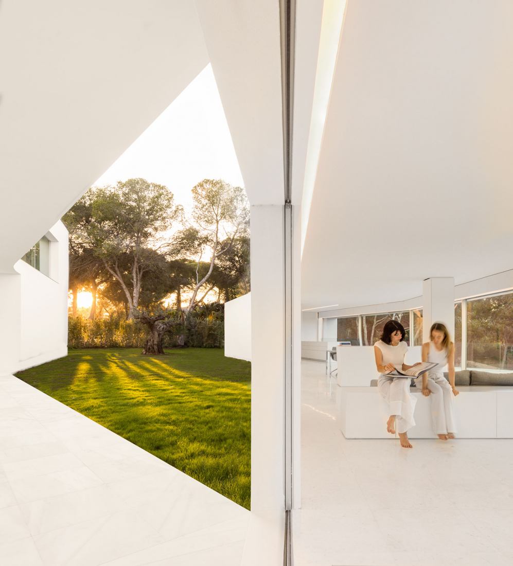 Minimalist and sculptural. Sabater House by Fran Silvestre Arquitectos ...