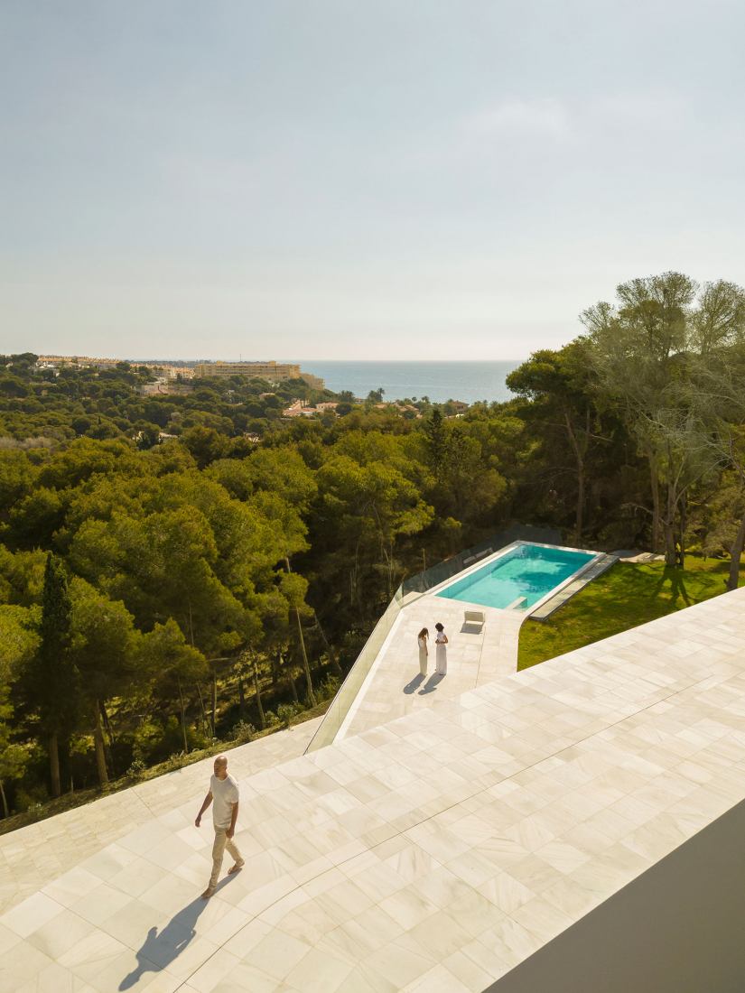 Minimalist and sculptural. Sabater House by Fran Silvestre Arquitectos ...