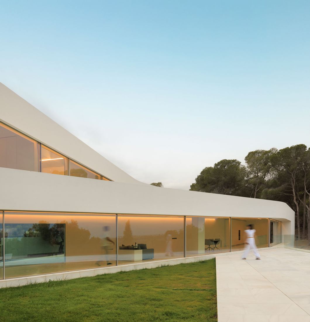 Minimalist and sculptural. Sabater House by Fran Silvestre Arquitectos ...