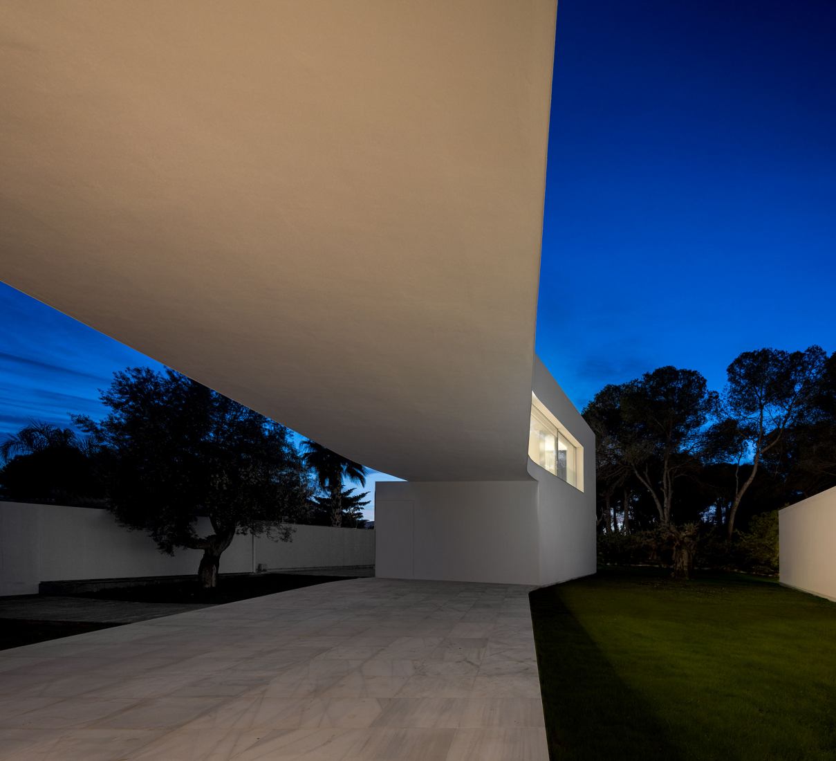 Minimalist and sculptural. Sabater House by Fran Silvestre Arquitectos ...