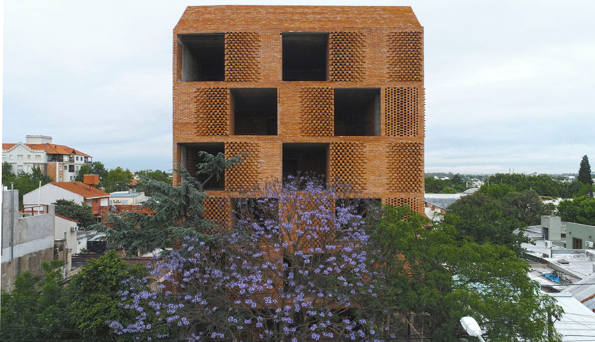 Complejo multifamiliar en ladrillo tradicional. Edificio Damero por ...