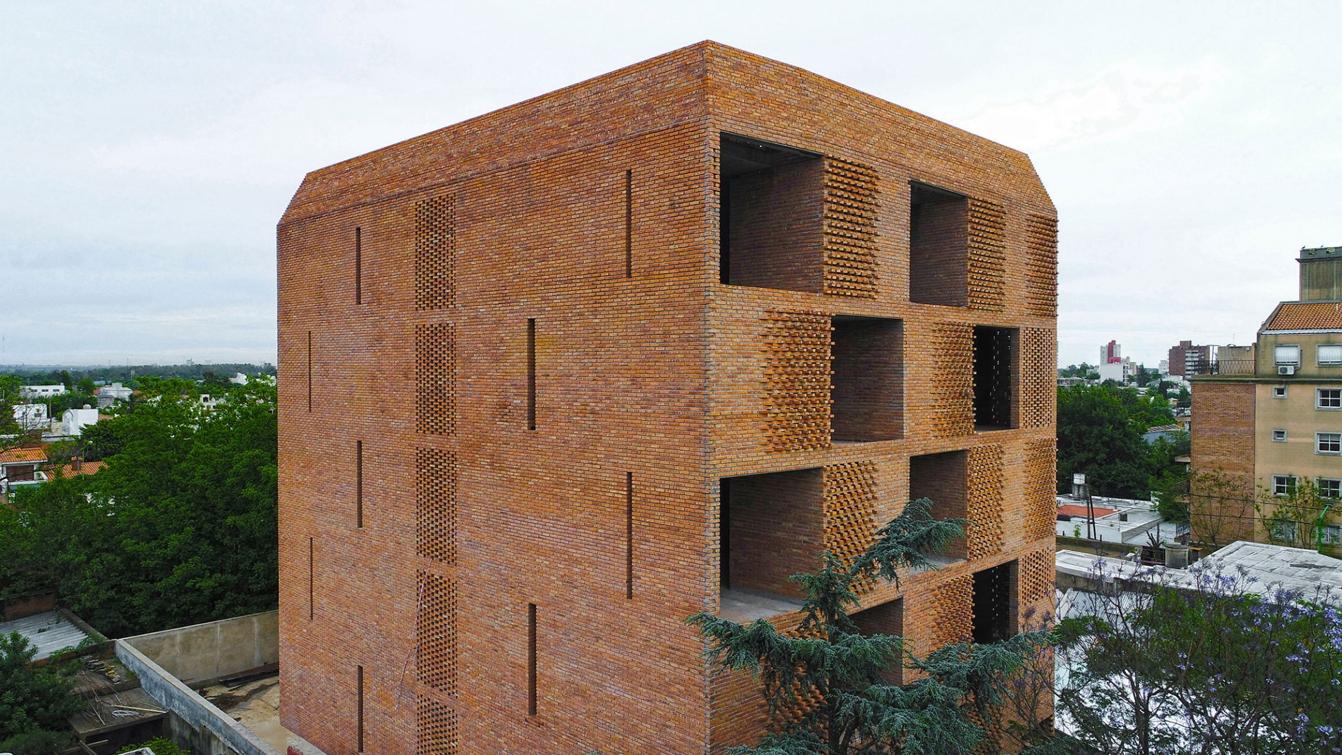 Complejo multifamiliar en ladrillo tradicional. Edificio Damero por ...