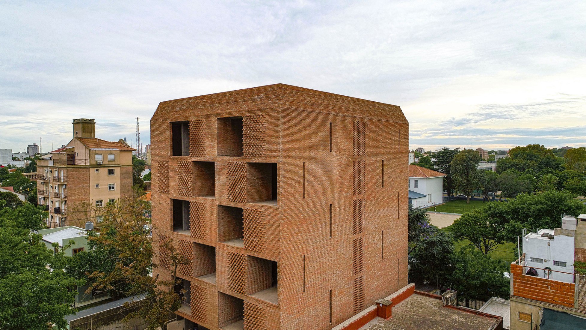 Complejo multifamiliar en ladrillo tradicional. Edificio Damero por ...