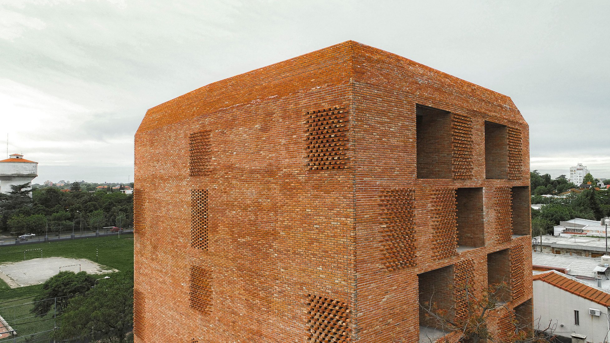 Complejo multifamiliar en ladrillo tradicional. Edificio Damero por ...
