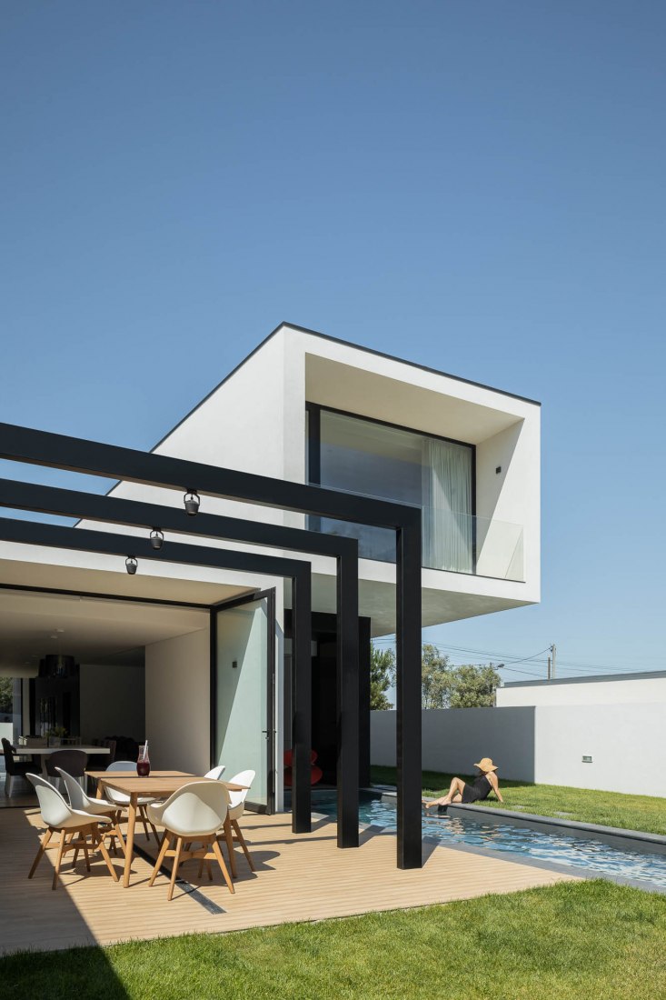 Del interior al exterior de un salto. Casa Diagonal por Frari ...