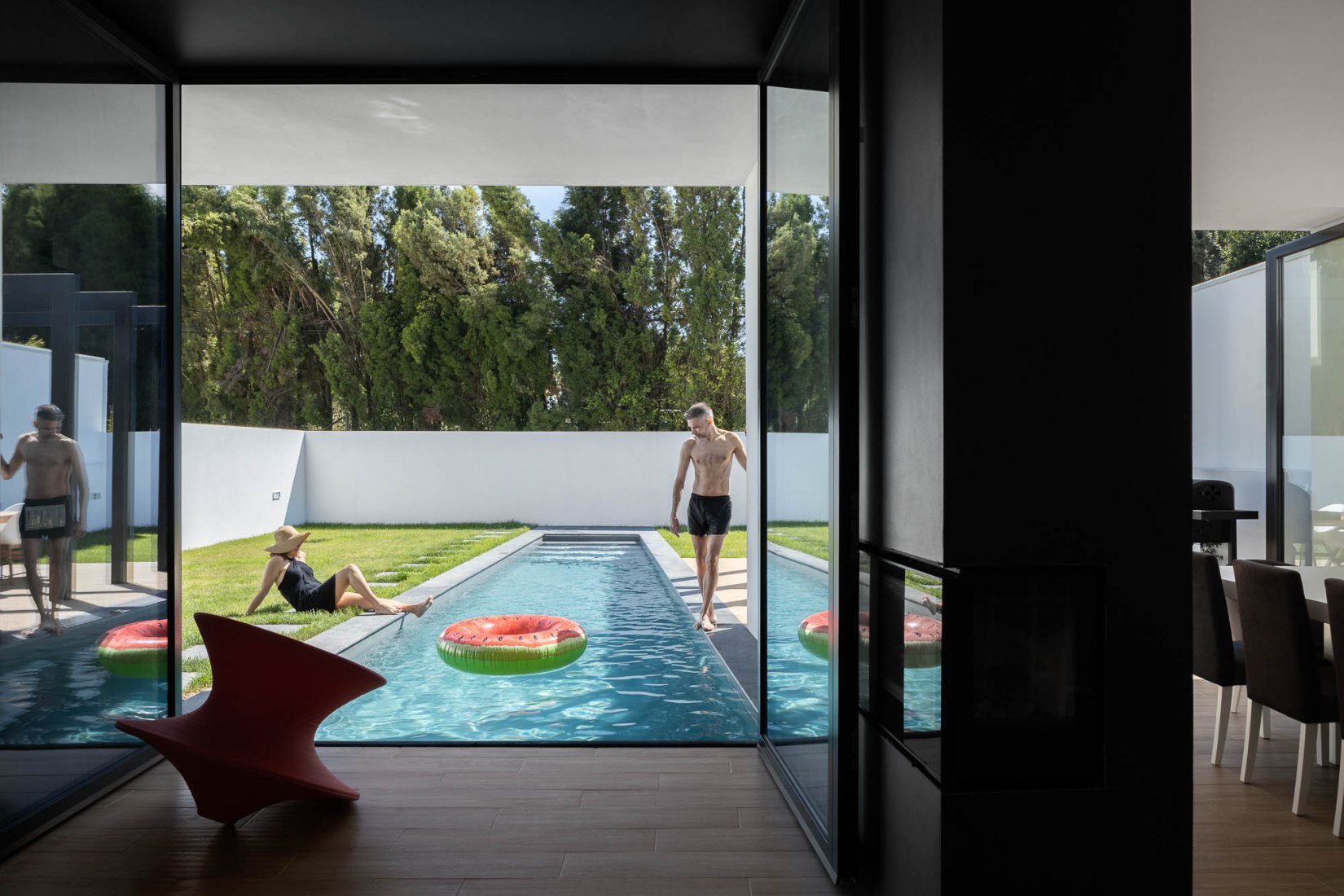 From the inside to the outside in one jump. Diagonal House by Frari ...